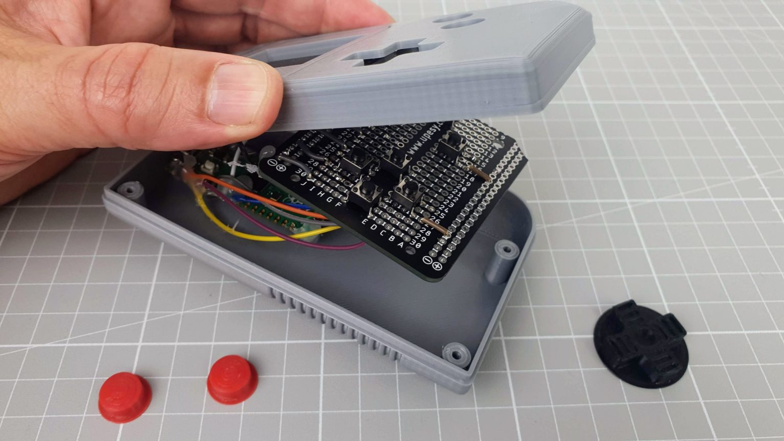 Raspberry Pi Pico GameBoy 🕹️ – YouMakeTech